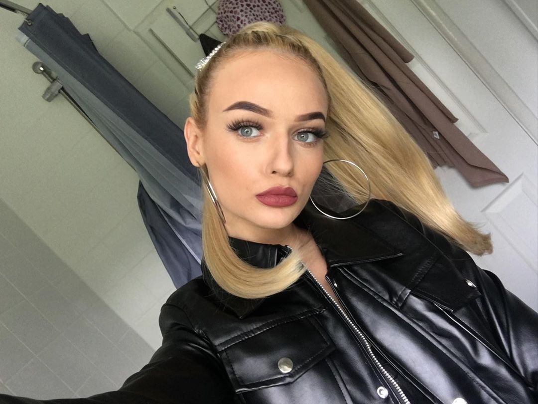 Leather and lippy | Scrolller