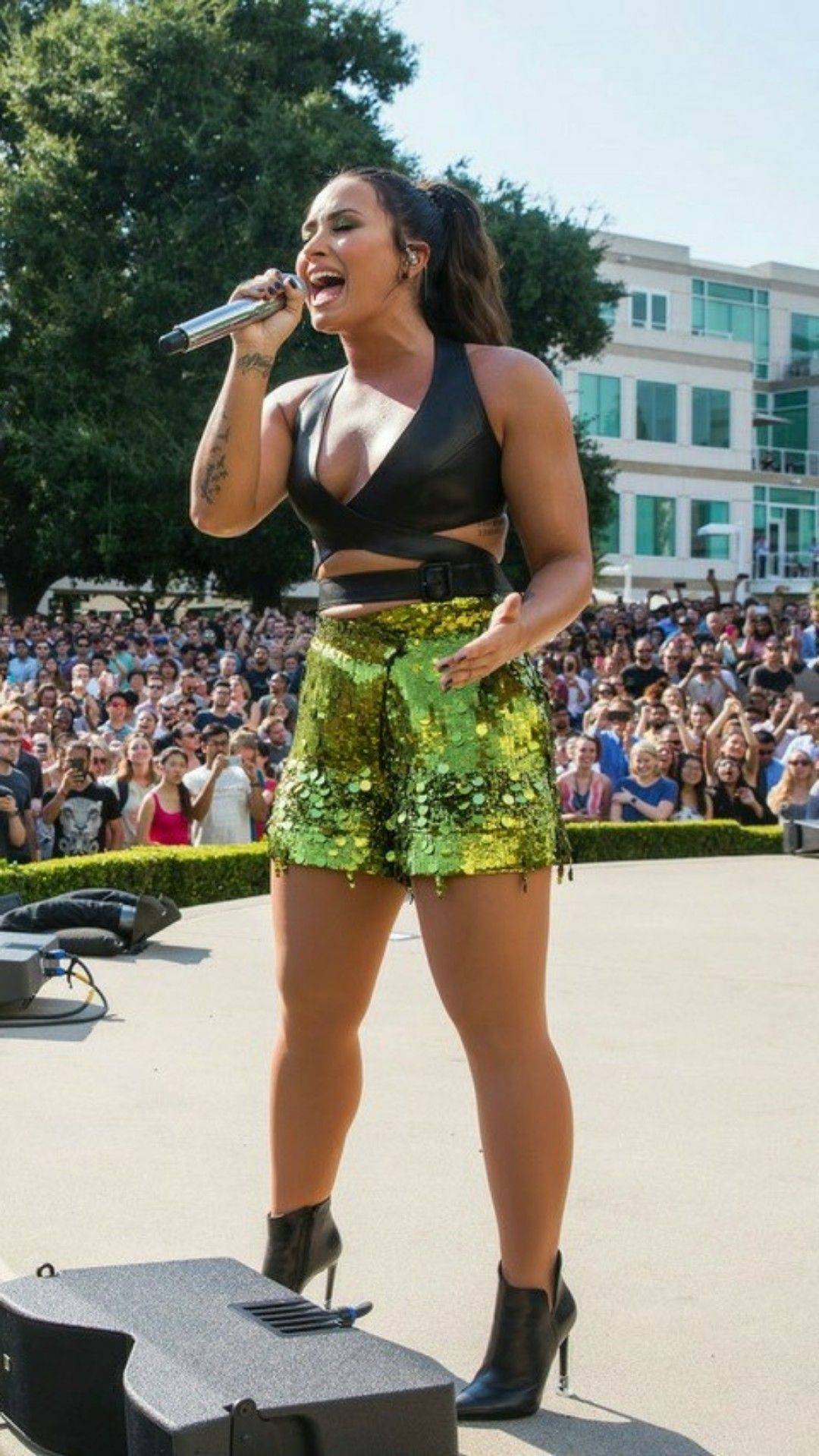 Leggy Display | Scrolller