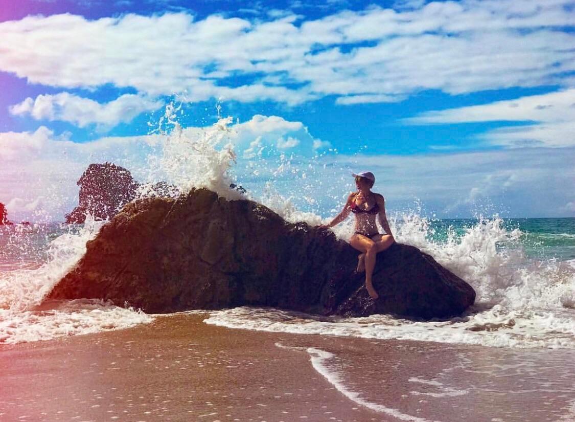 Legs and waves | Scrolller