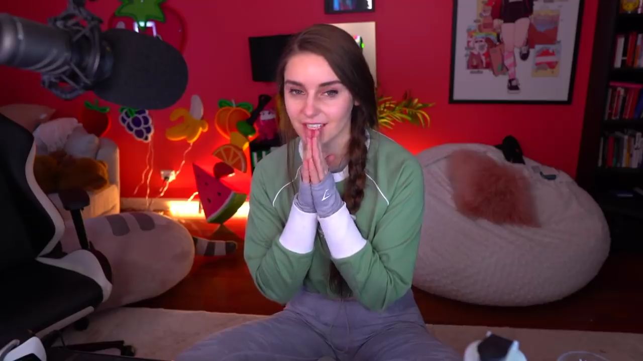 Legs at start of new vid | Scrolller