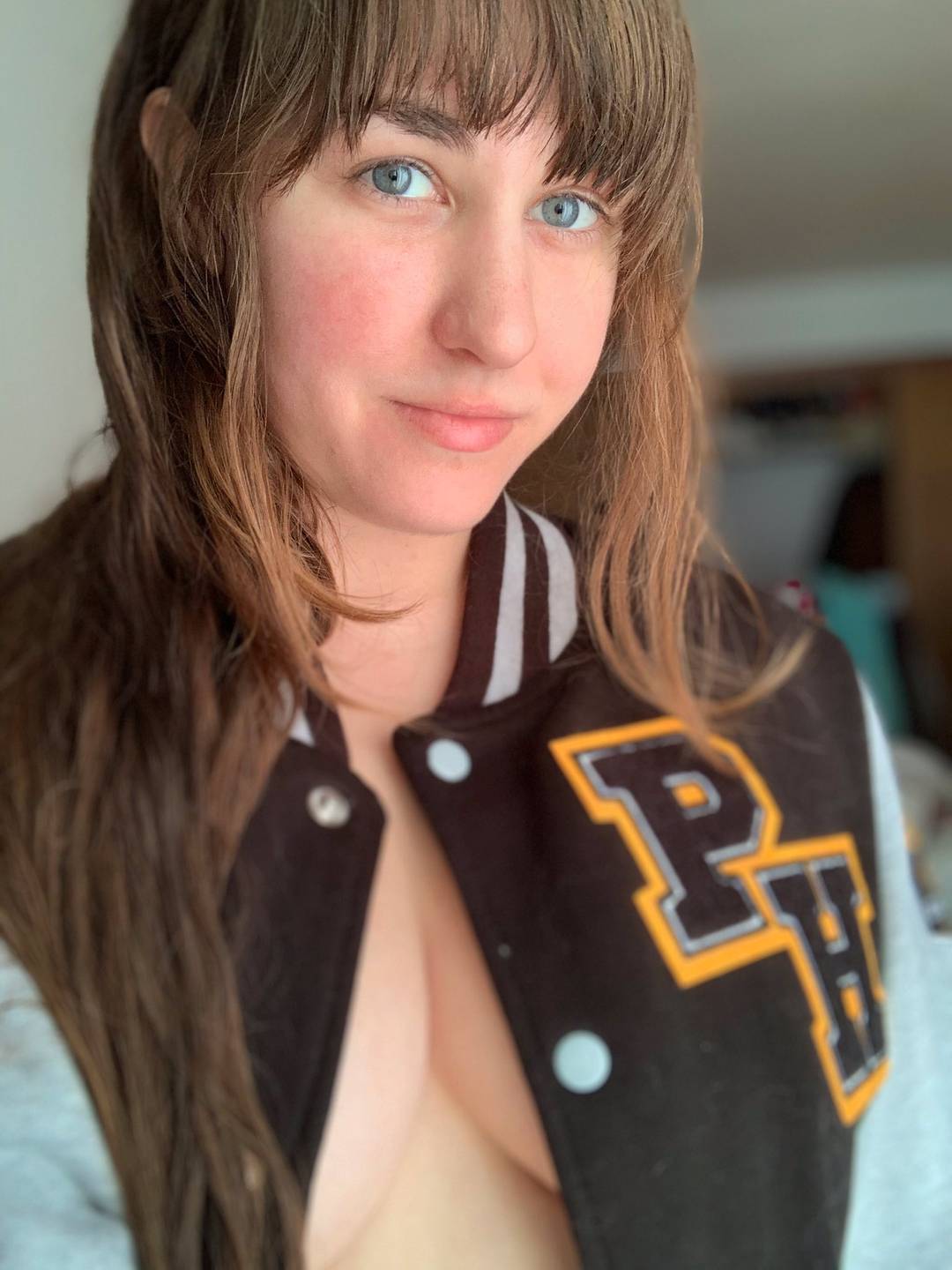 Leia wearing her Pornhub jersey | Scrolller