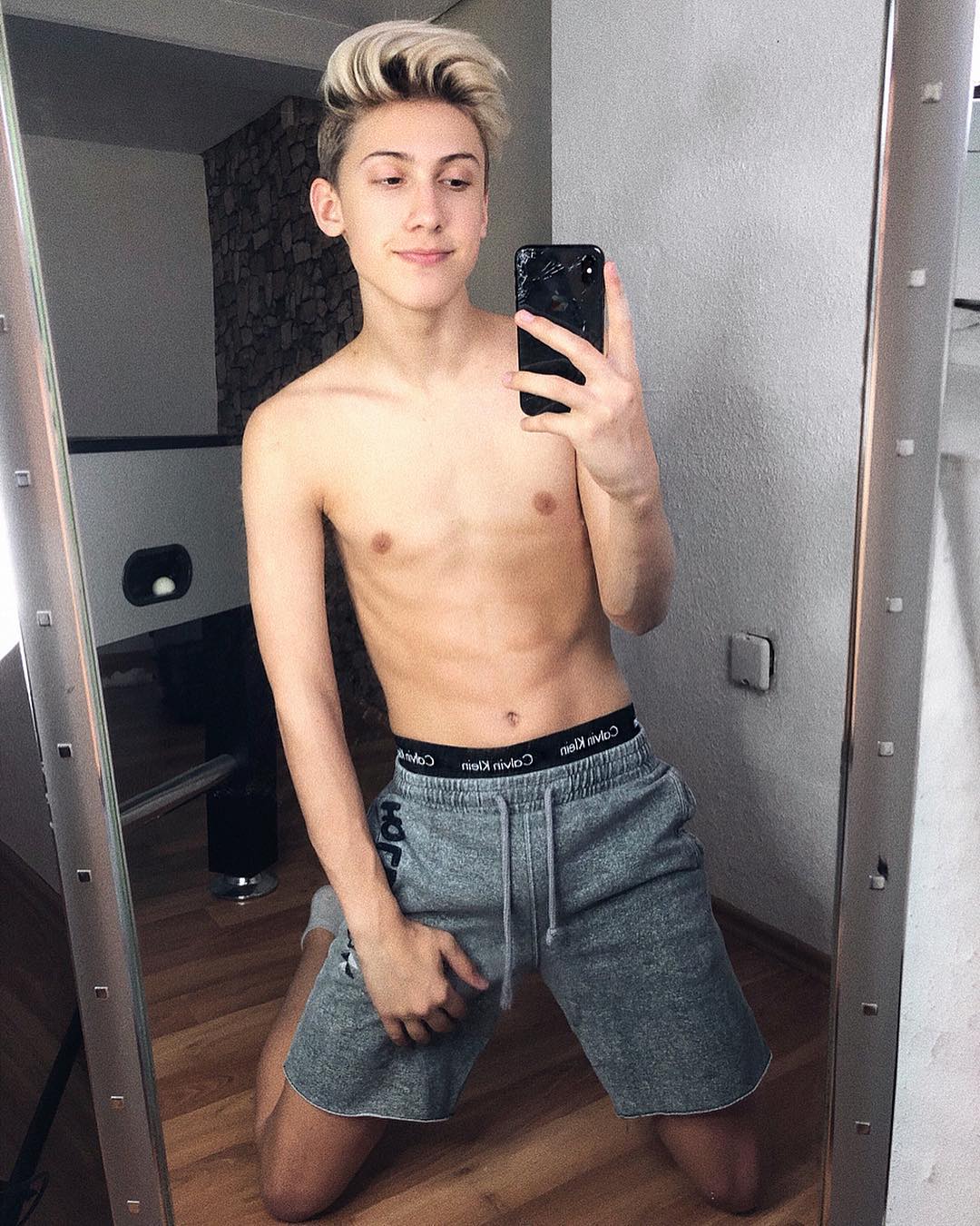Leon Content (@leon.content) [SHIRTLESS] | Scrolller