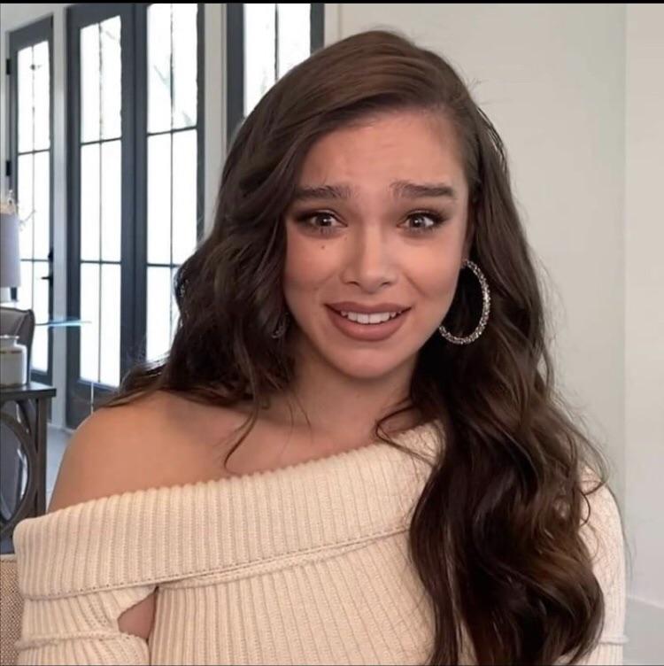 Let’s jerk off and moan for Hailee Steinfeld | Scrolller