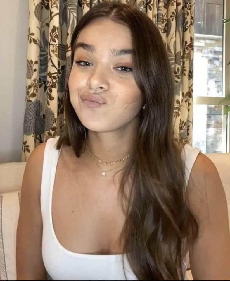 Let’s talk about Hailee Steinfield | Scrolller