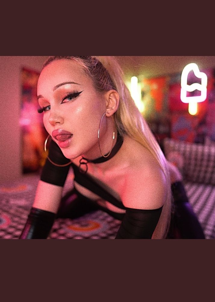 Let's just admire our beloved Queen. How perfect she is Source: Just got a picture from her ...