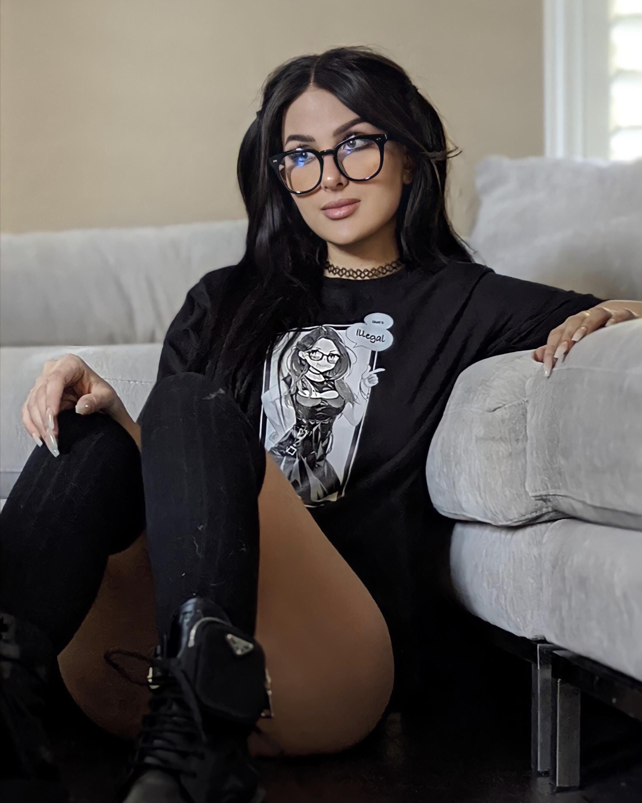 Lets stroke to Lia | Scrolller