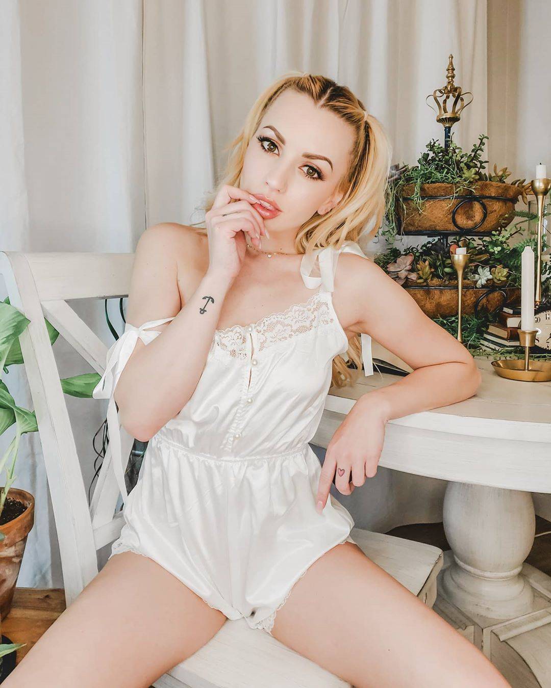 Lexi Belle | Scrolller