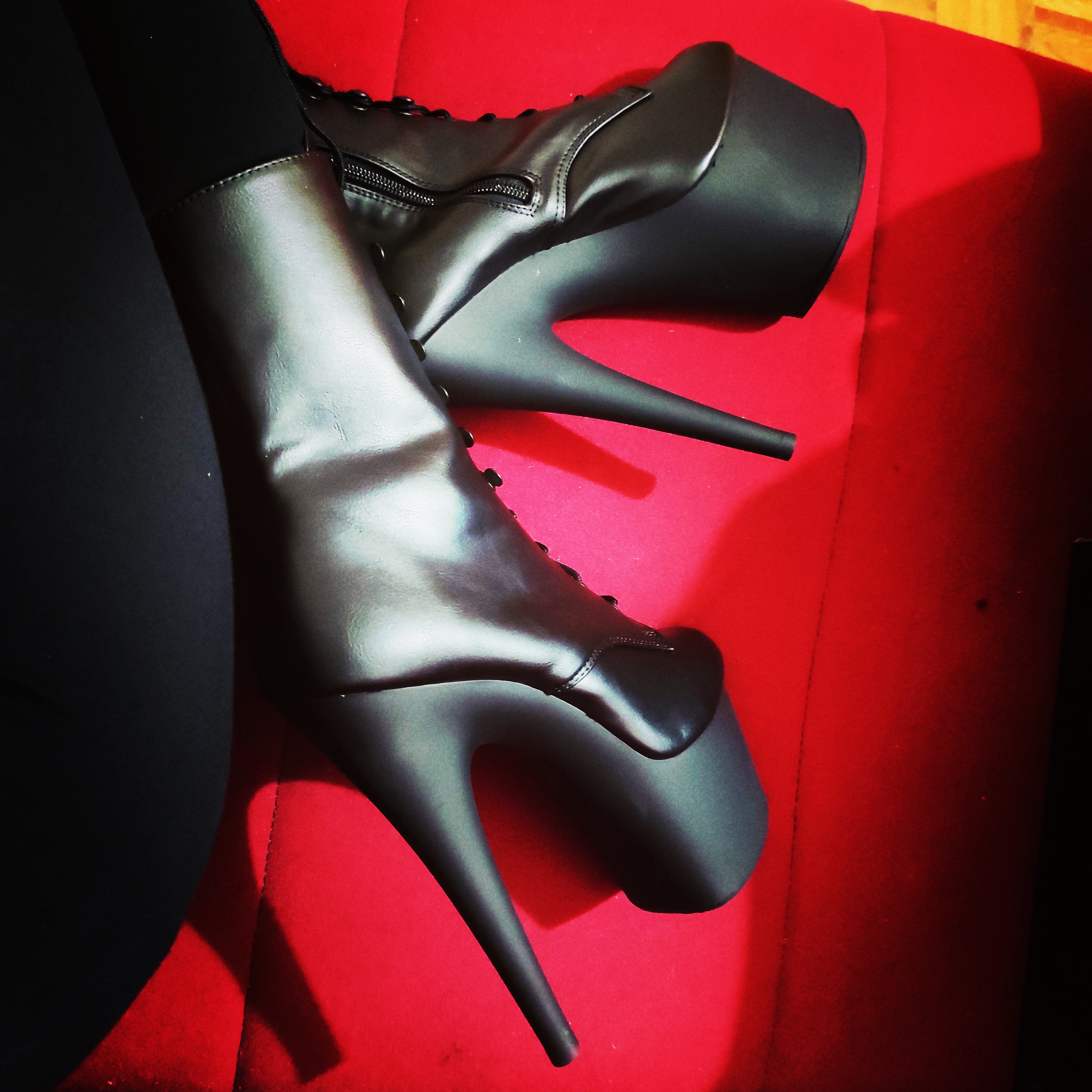 Lick my heels | Scrolller