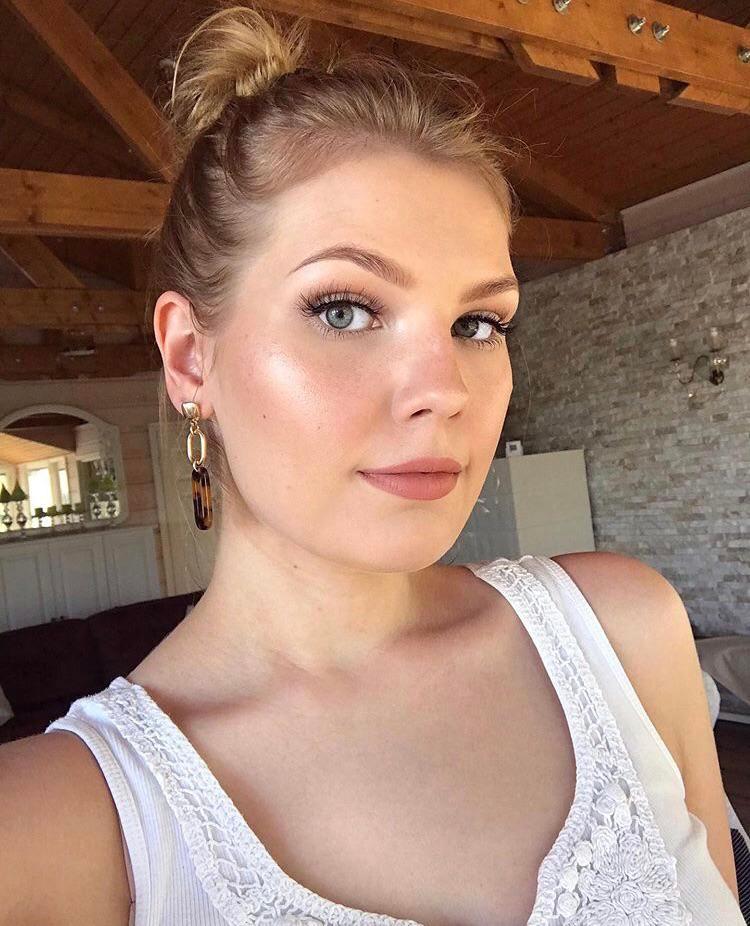 Light makeup | Scrolller