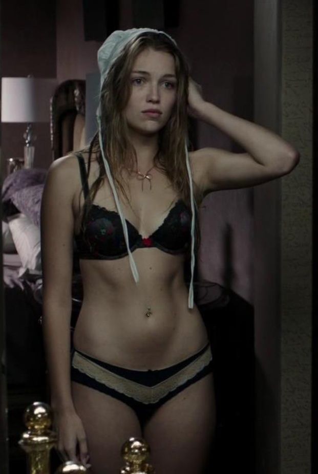 Lili Simmons | Scrolller