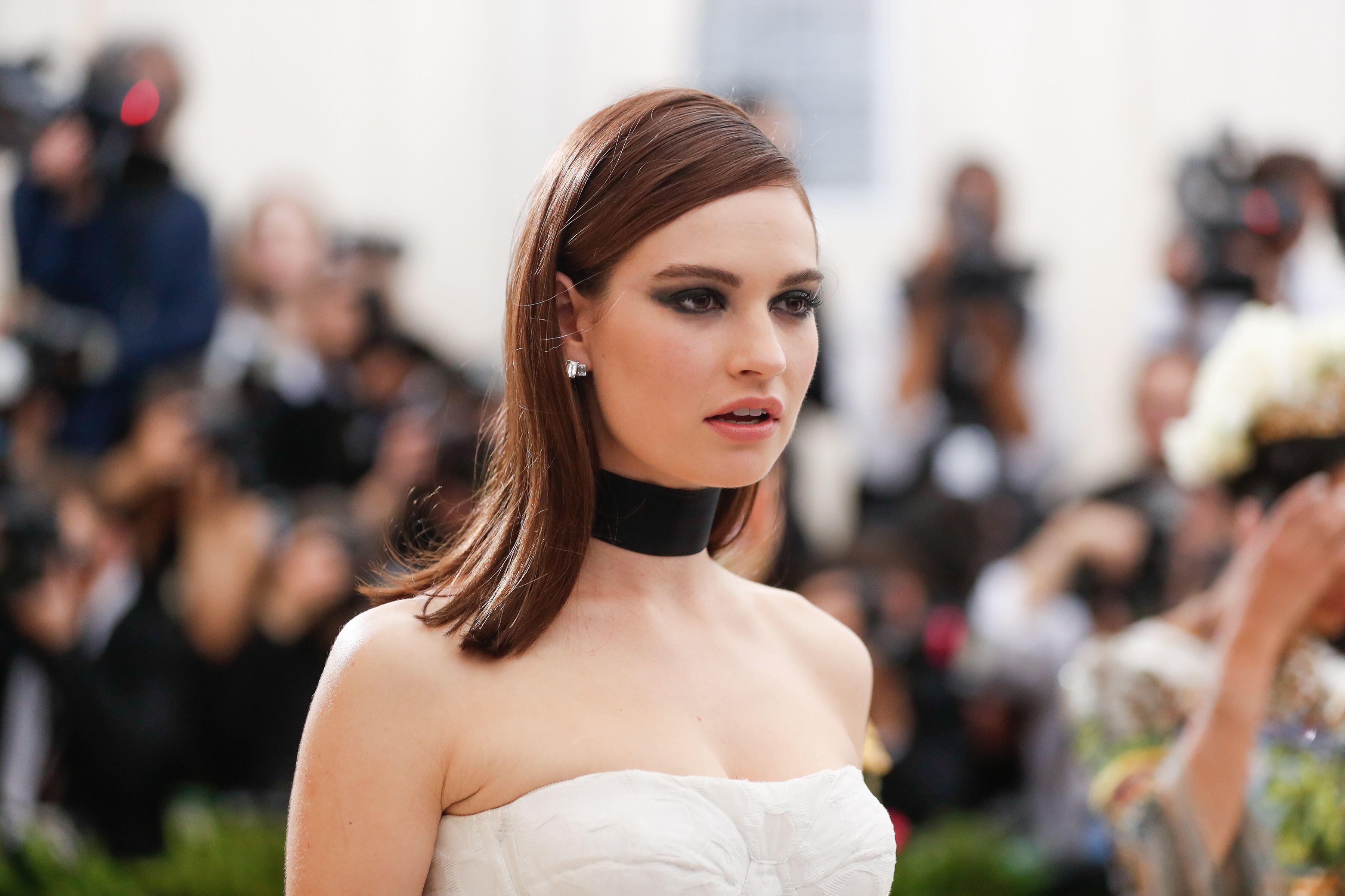 Lily James Scrolller