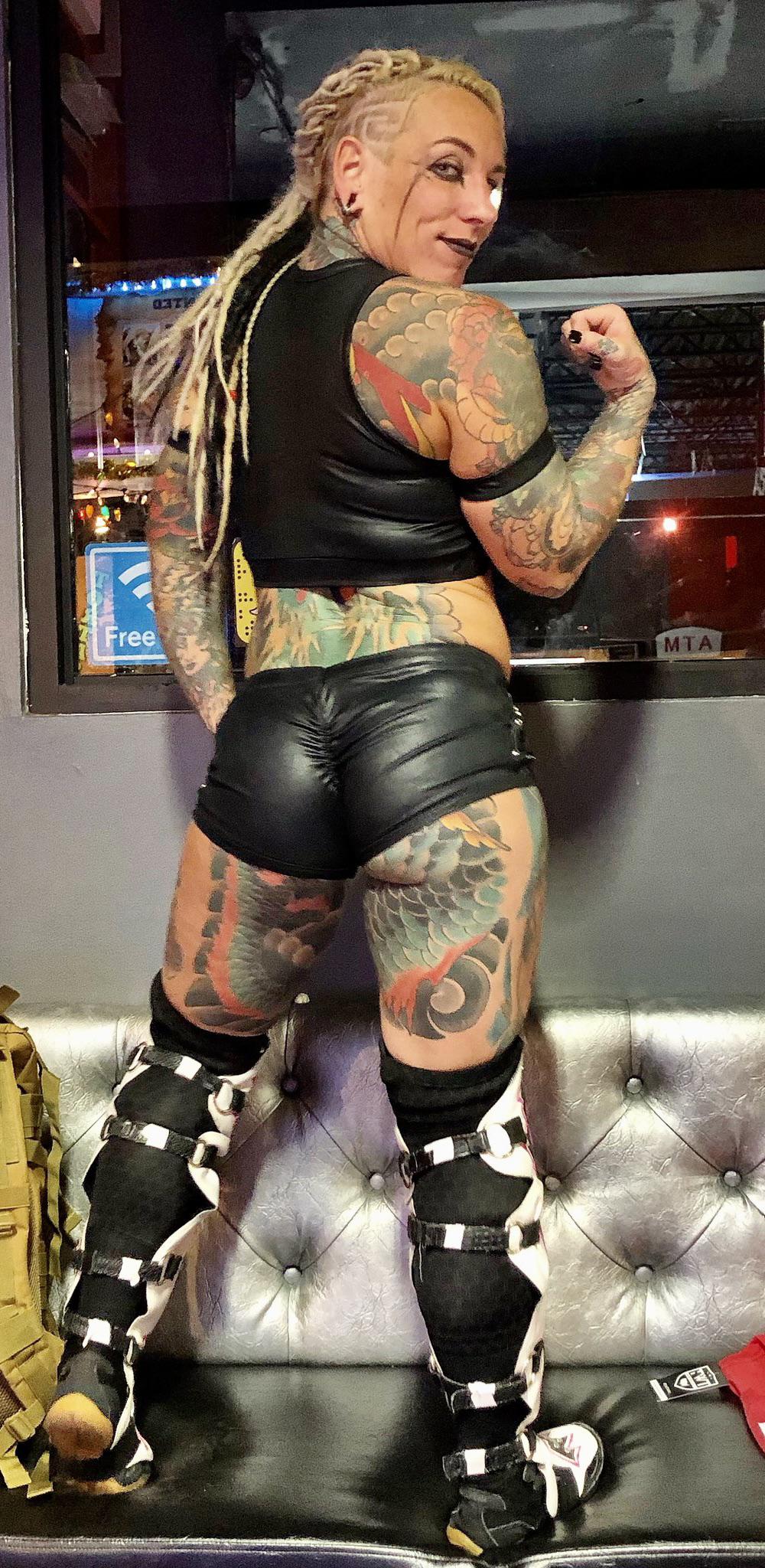 Lindsay Snow booty🍑🍑🍑 | Scrolller