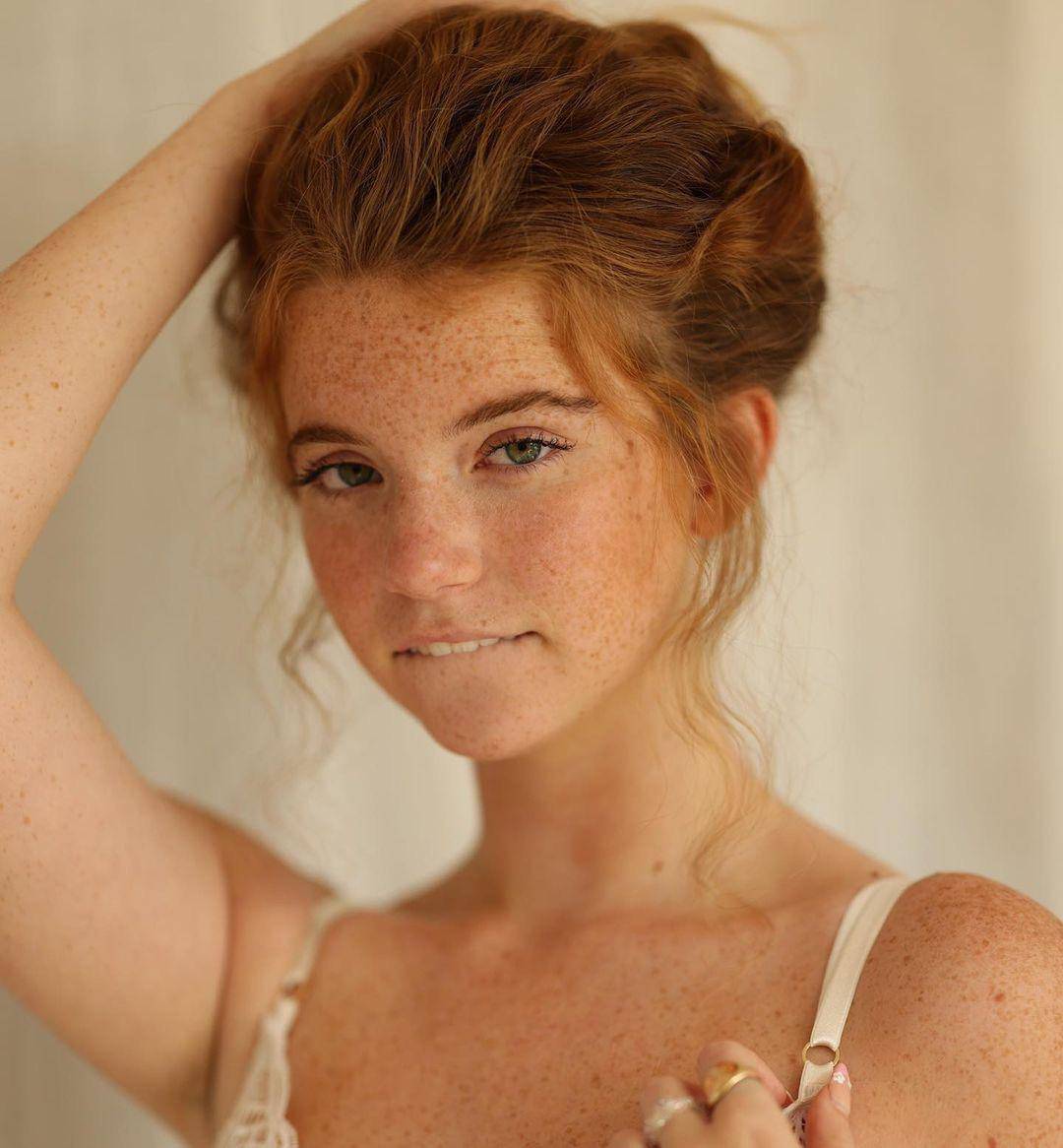 lip bite | Scrolller