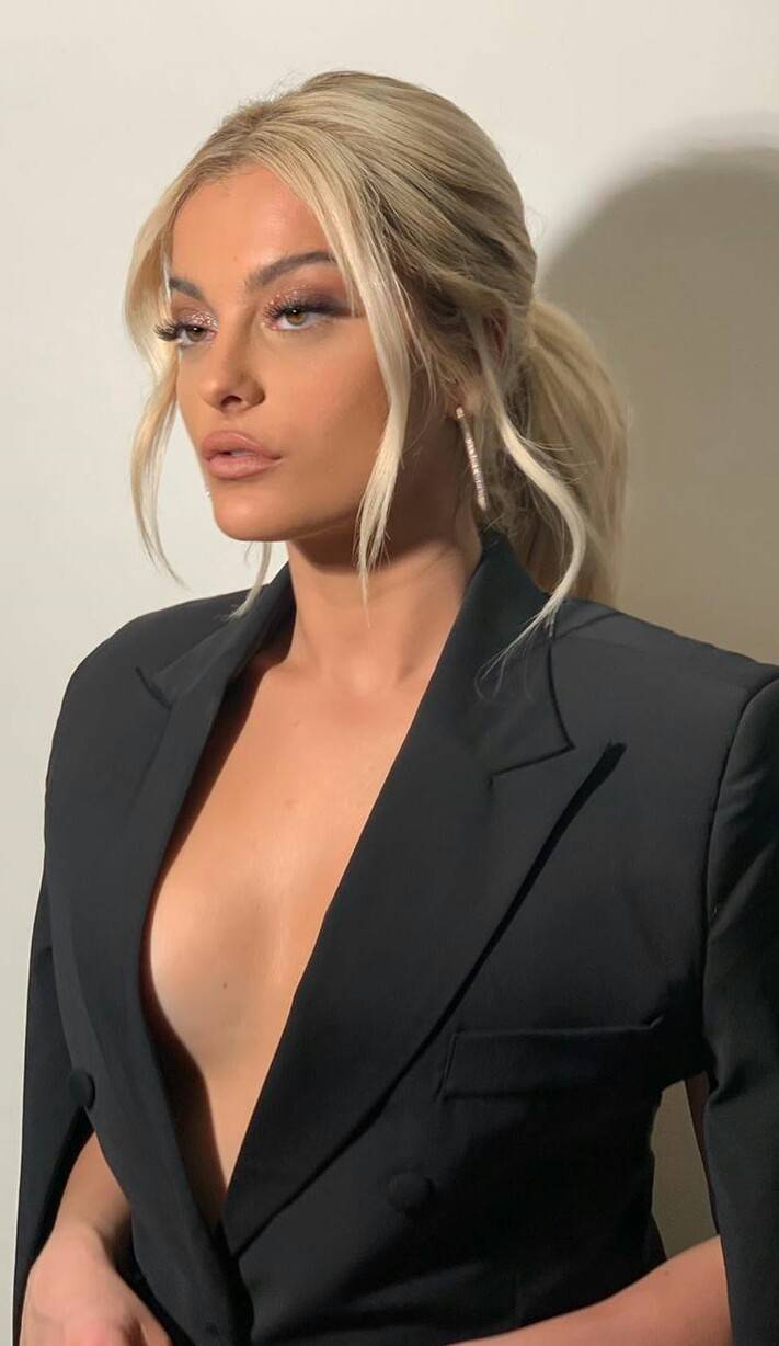 Little bit of cleavage | Scrolller