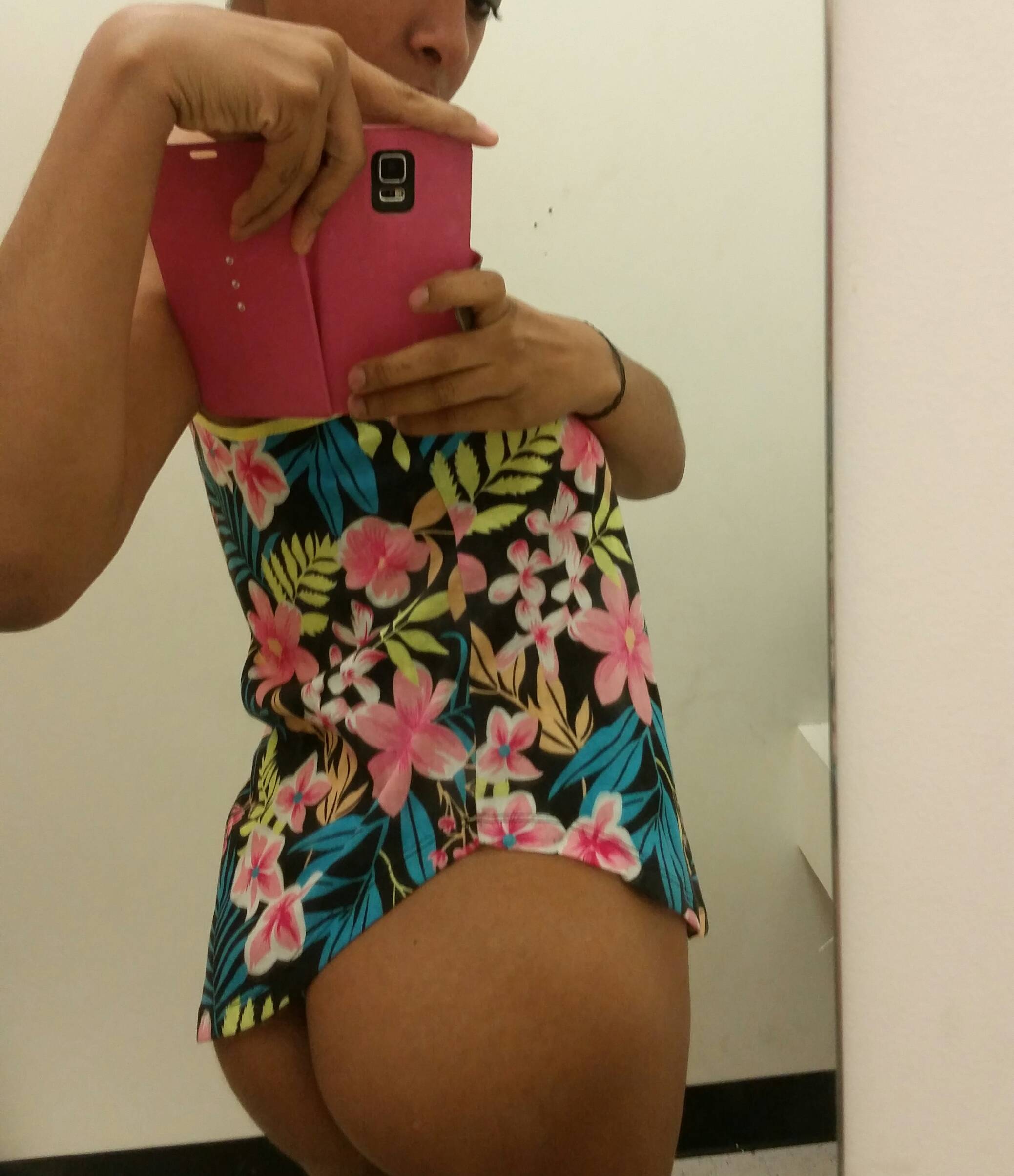 Little fun in the fitting room | Scrolller