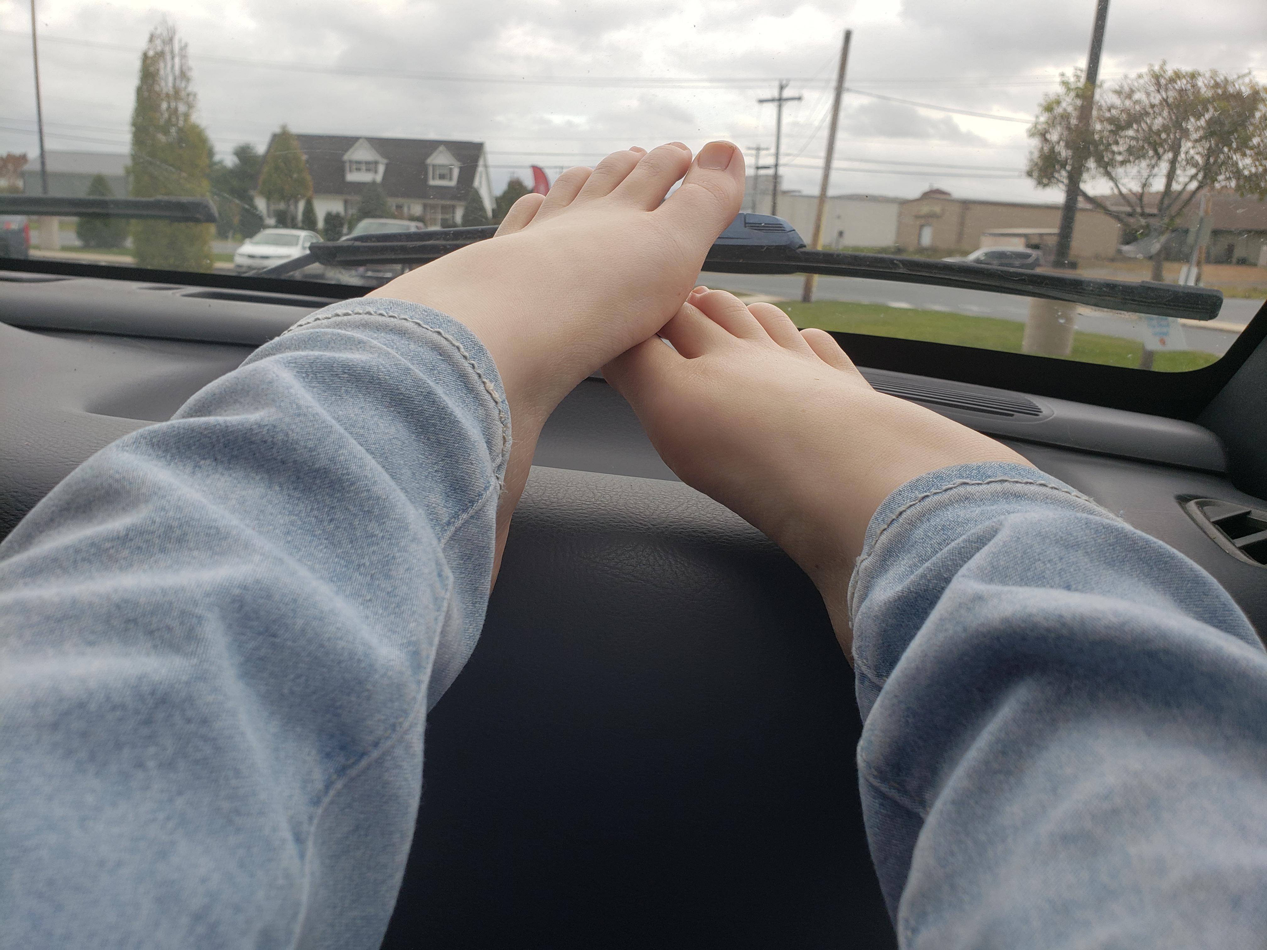 Little toes on the dash! Pms always open! | Scrolller