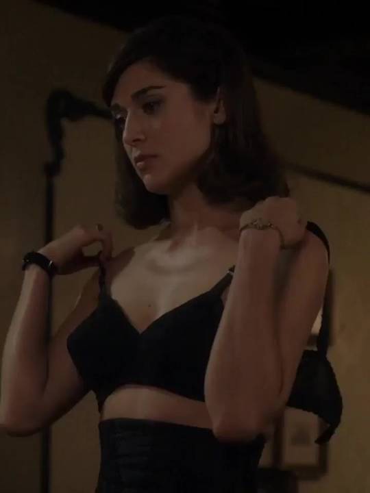Lizzy Caplan (x-post from /r/OnOffCelebs) | Scrolller