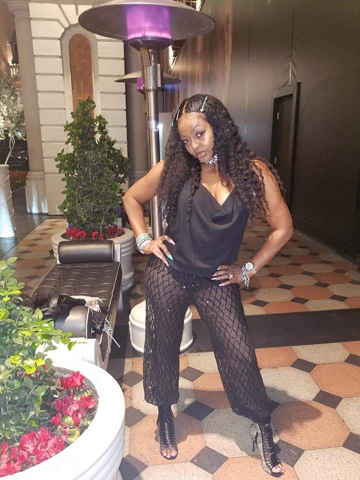 Lobby Pose | Scrolller