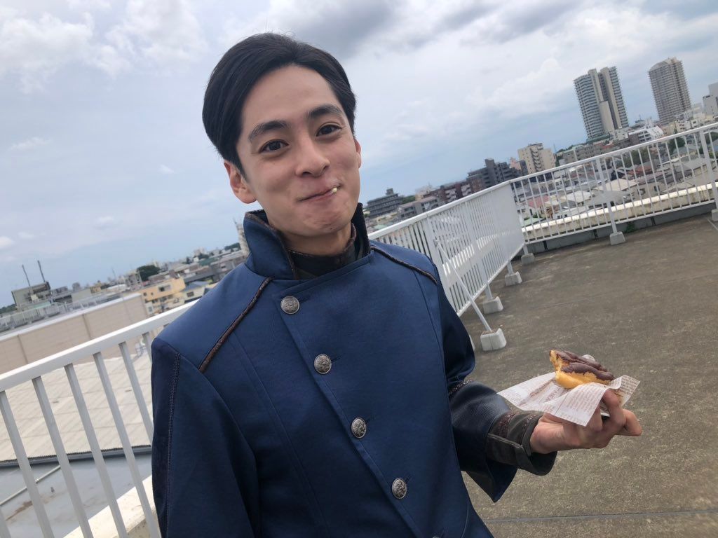 Local swordsman finally gets his eclair | Scrolller