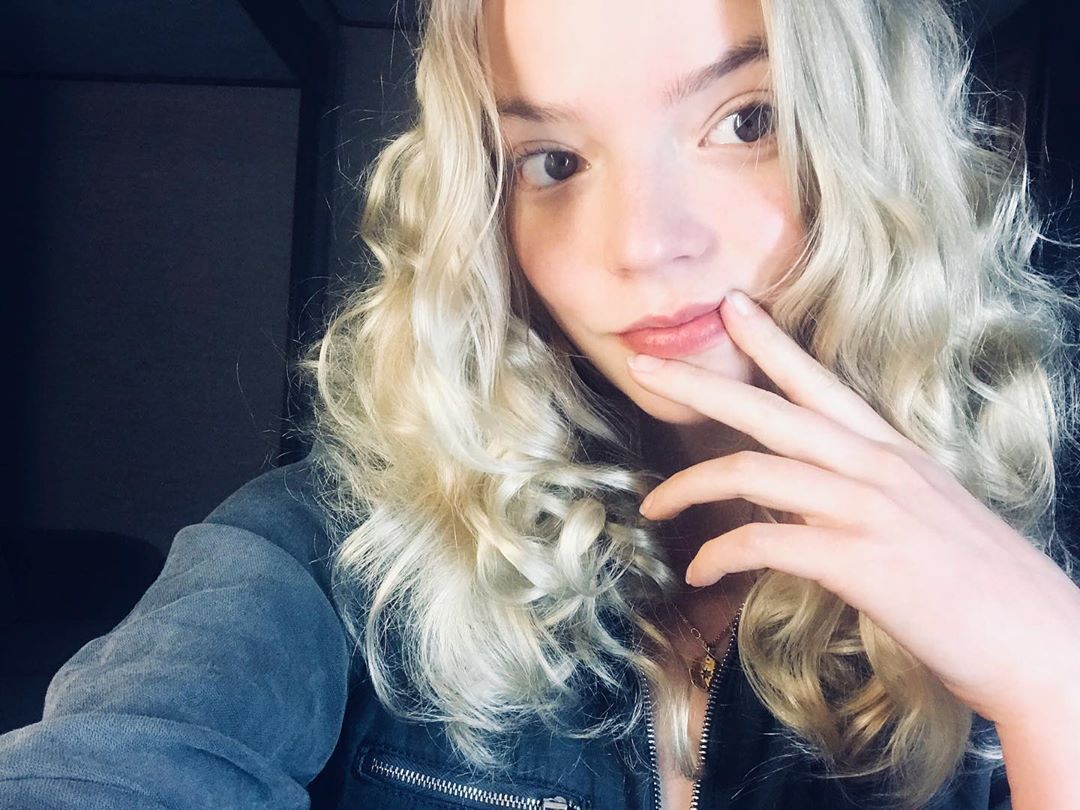 Long Blonde Curls | Scrolller