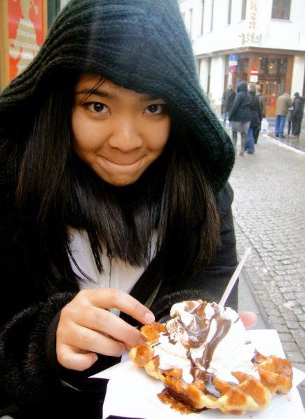 Look at my girlfriend: She eats food | Scrolller