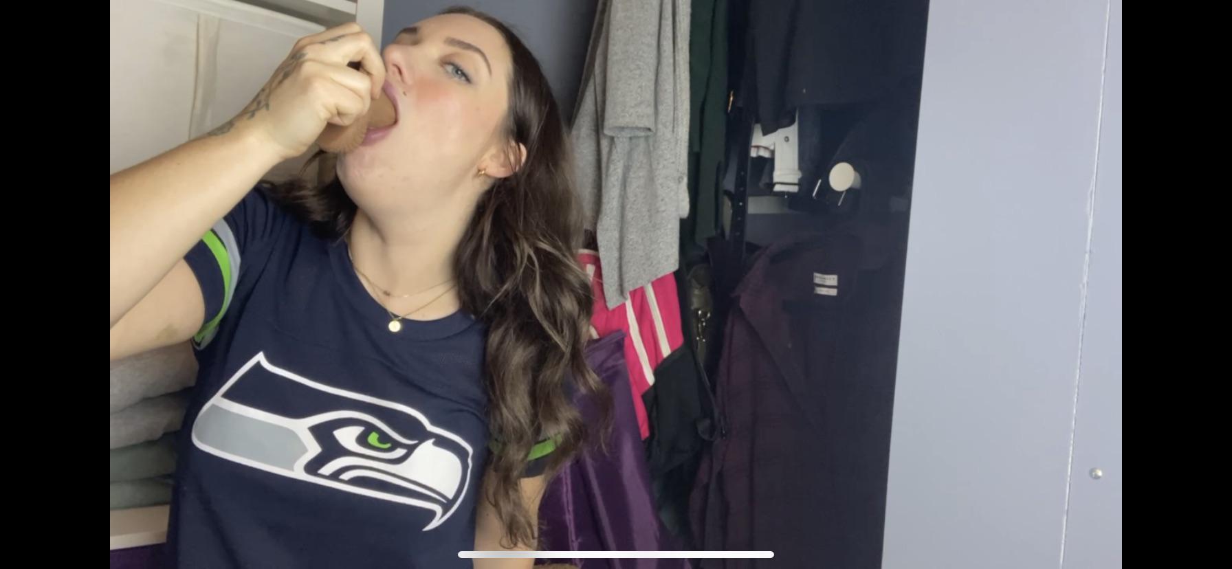 Look at that throat bulge 🤤 [OC] | Scrolller