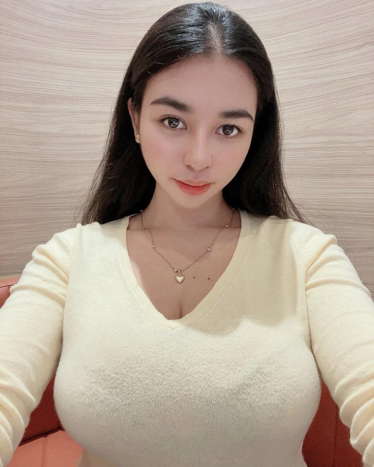 Look straight | Scrolller