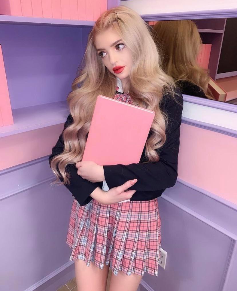 looking a little TOO innocent ;) | Scrolller