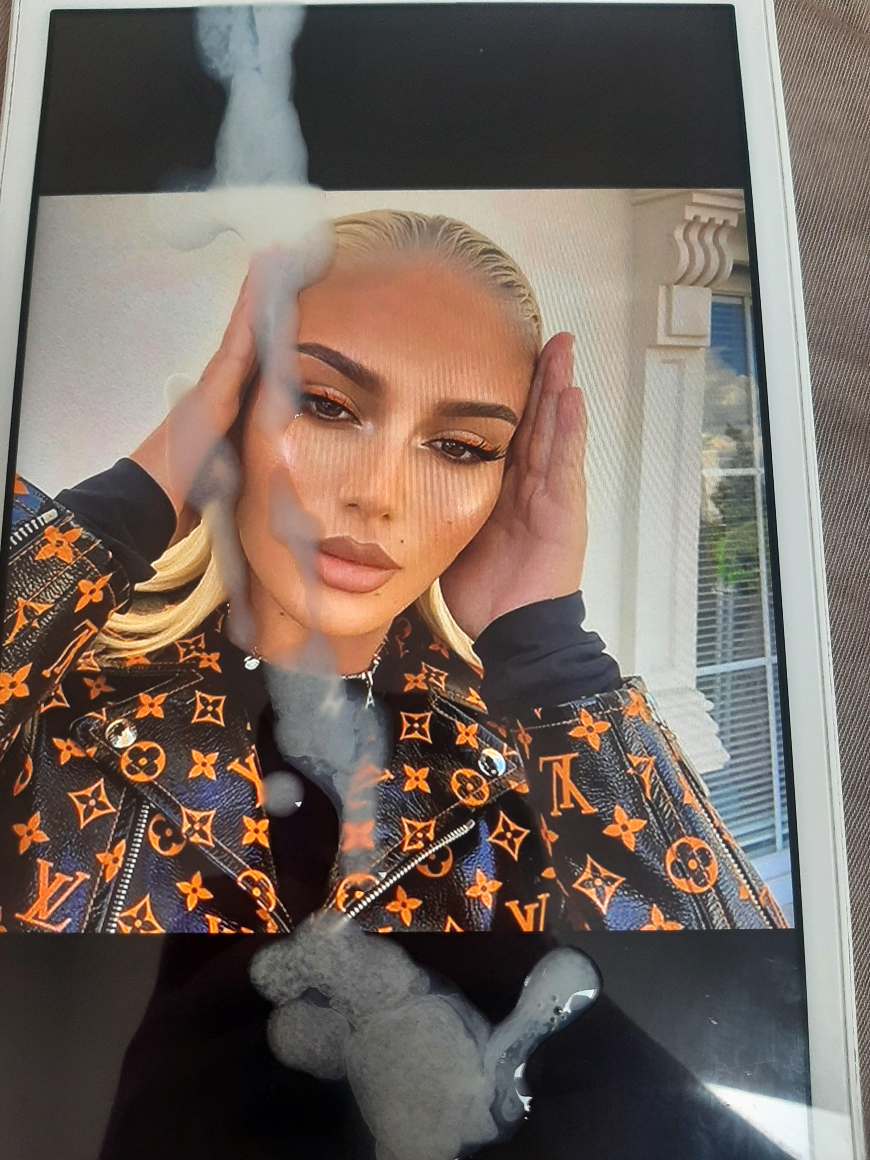 Loredana 🔥 | Scrolller