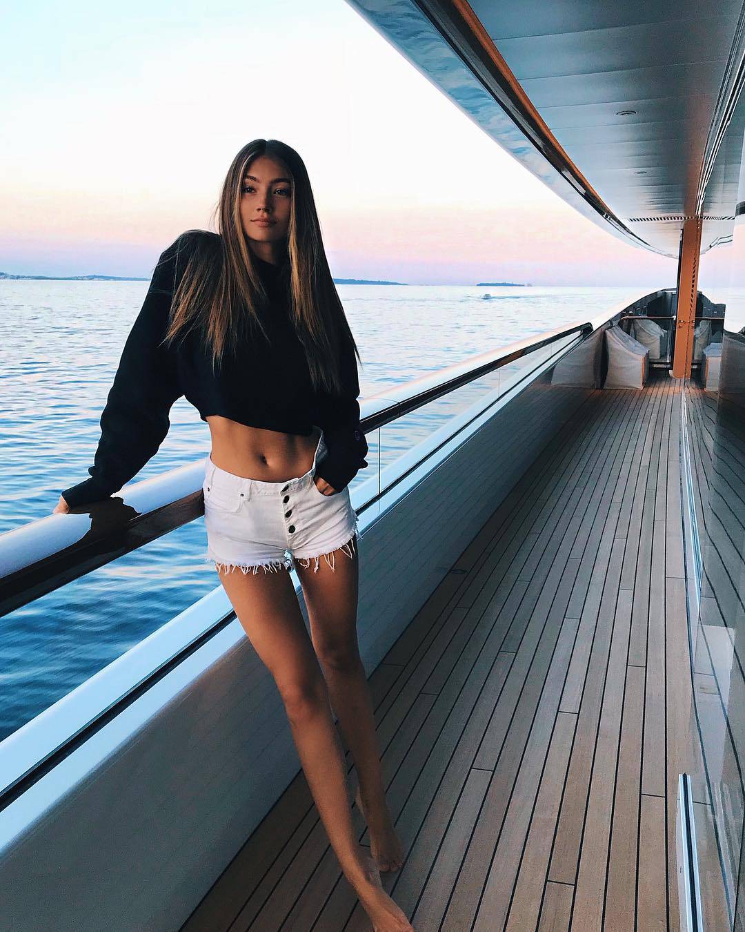 Lorena Rae | Scrolller