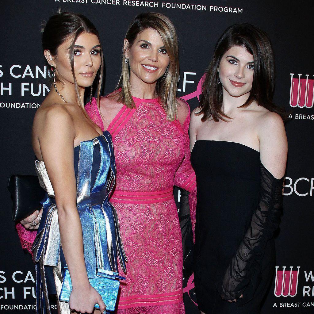 Lori with her daughter | Scrolller