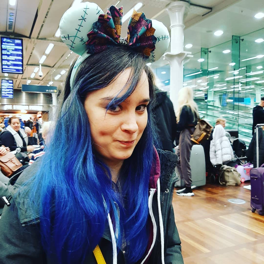 Losing her composure to Disneyland | Scrolller