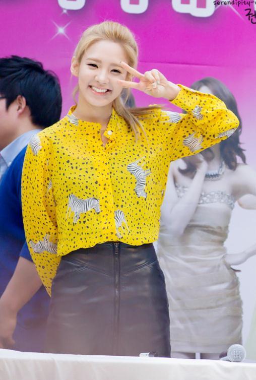 Lotte Department Fan Signing Event | Scrolller