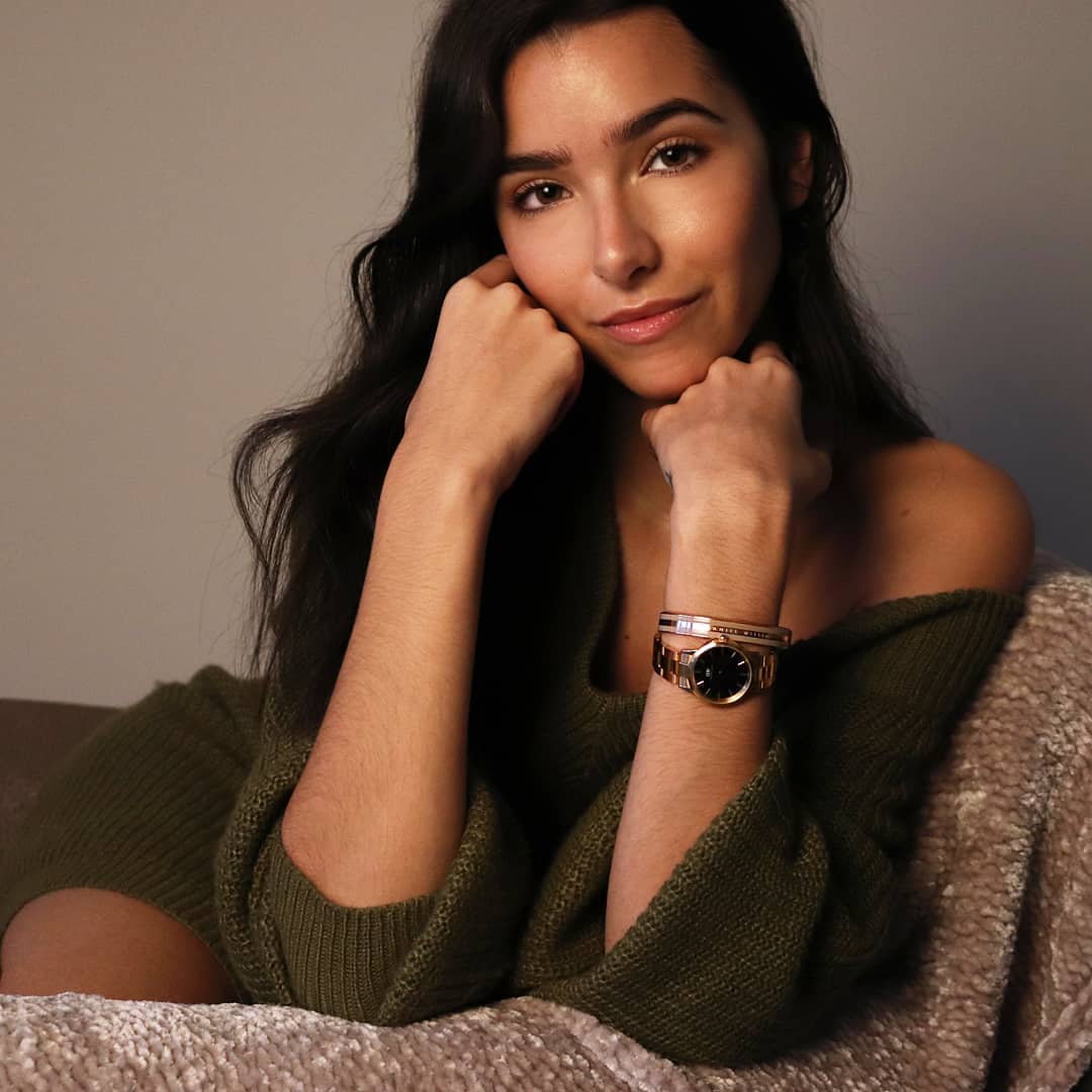 Lounging Model Scrolller