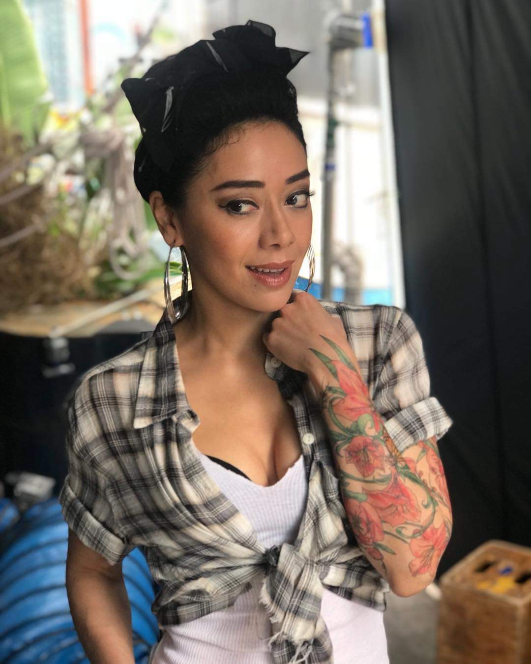 Love her cleavage and breasts tease 😛 | Scrolller