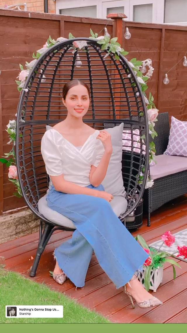 Love her deep neck and feet! | Scrolller