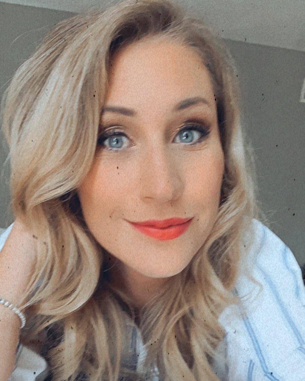 Love Maude's selfies | Scrolller