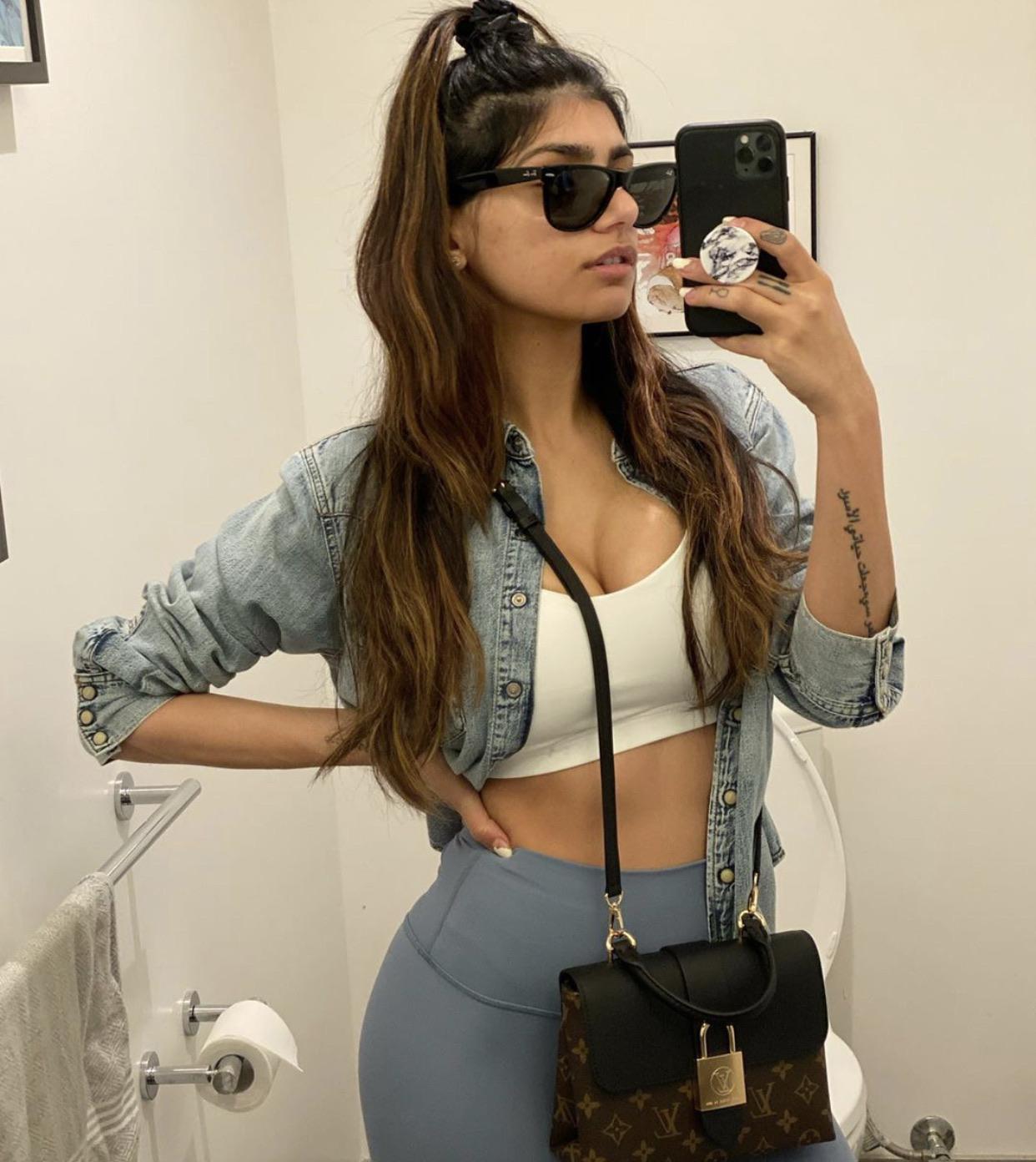 Love seeing her big tits pushing out her bra | Scrolller