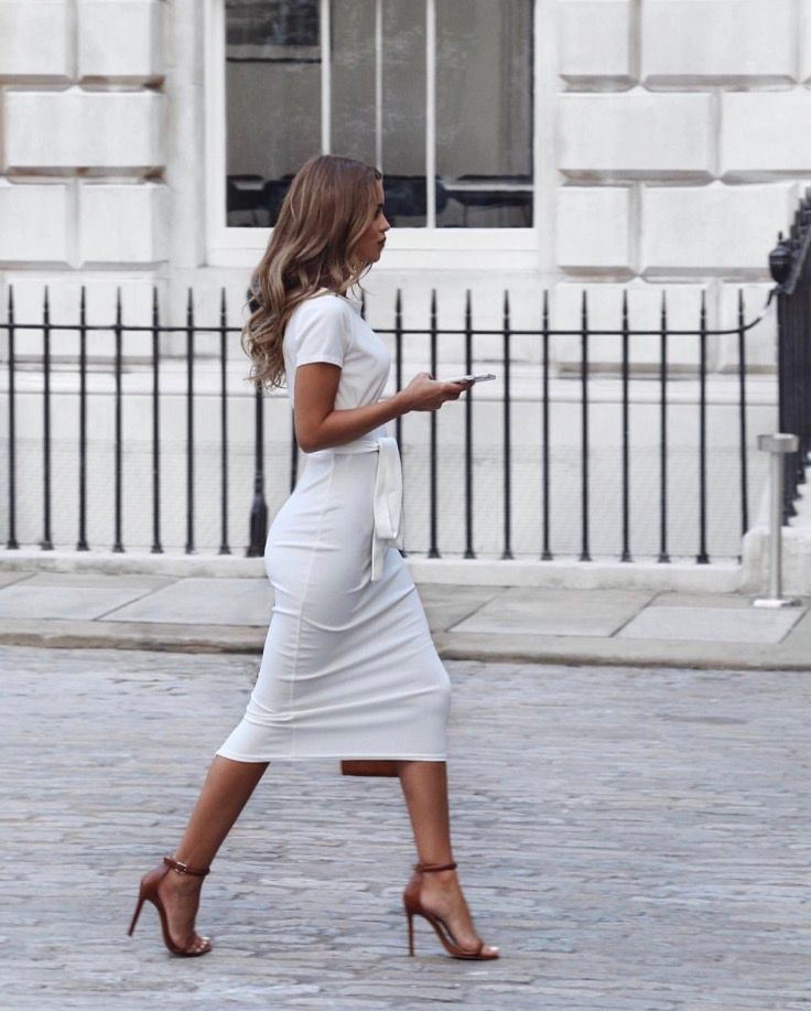 Love the color on her heels | Scrolller