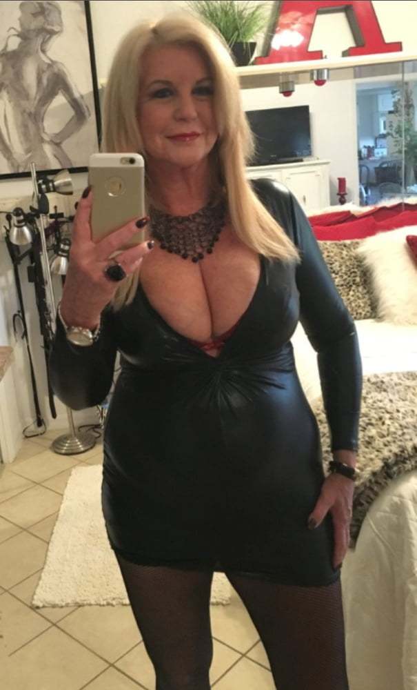 Love this blonde GILF's style | Scrolller