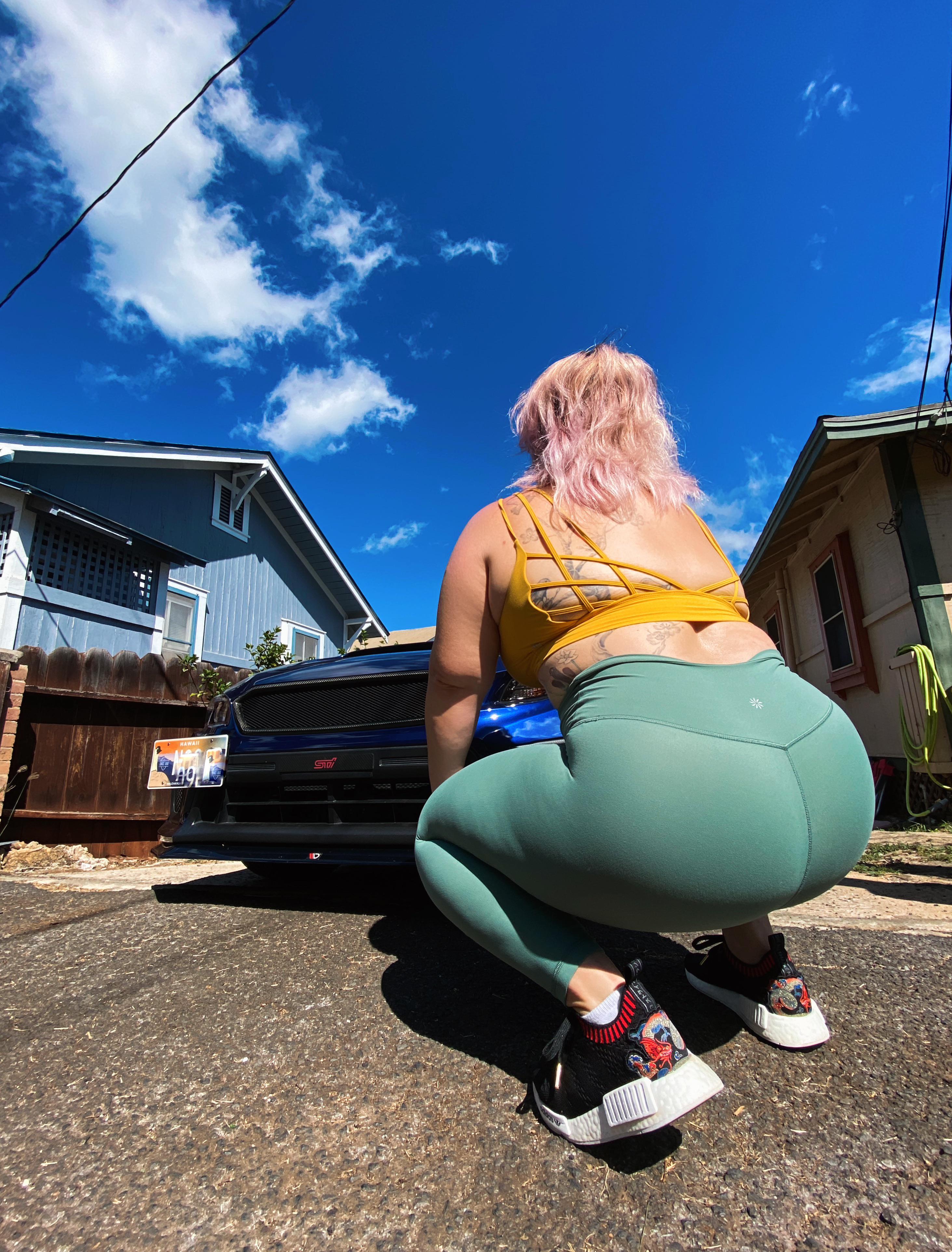 Loving these yoga pants 🖤 | Scrolller