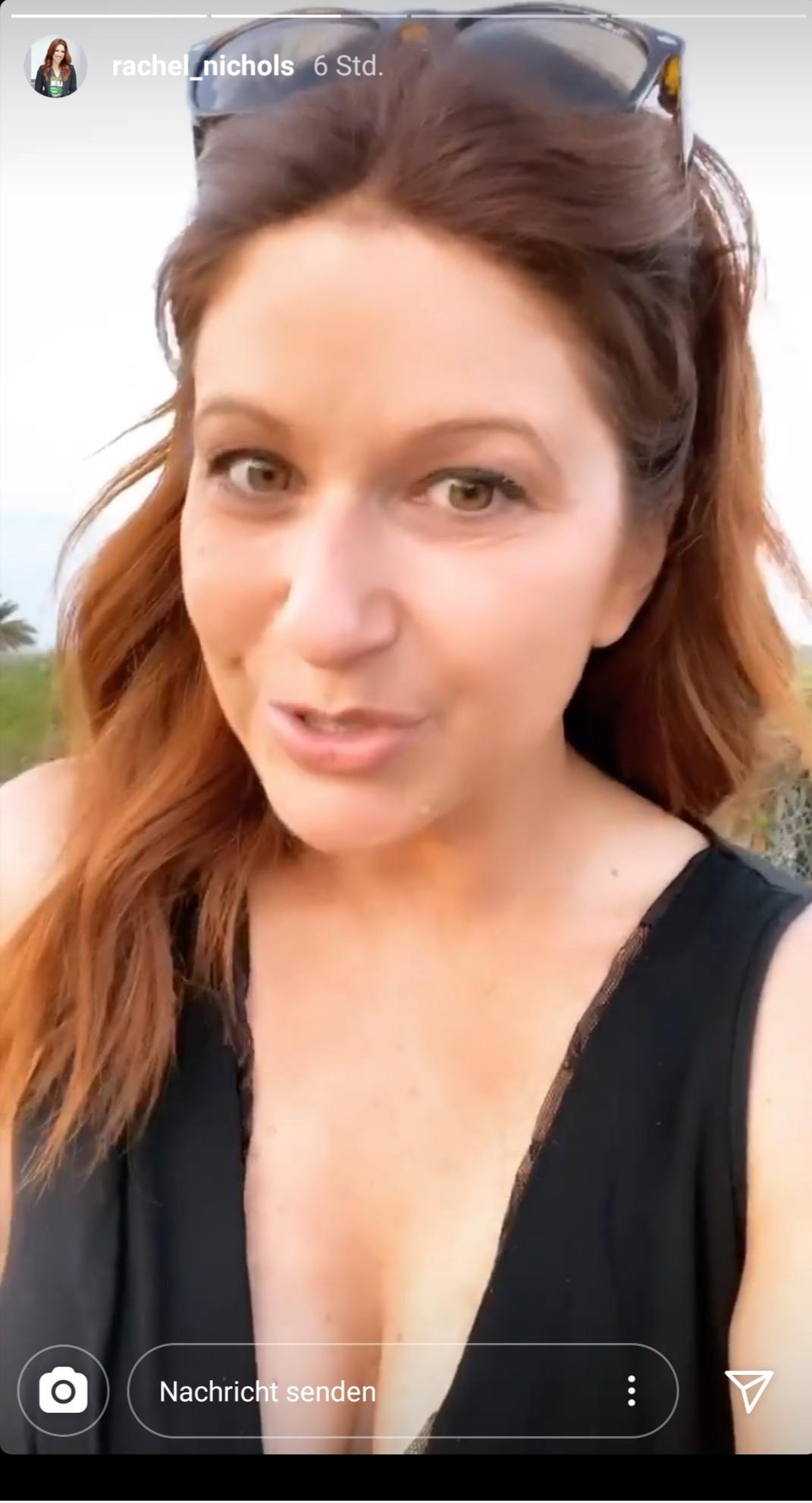 Low cut cleavage on IG story | Scrolller