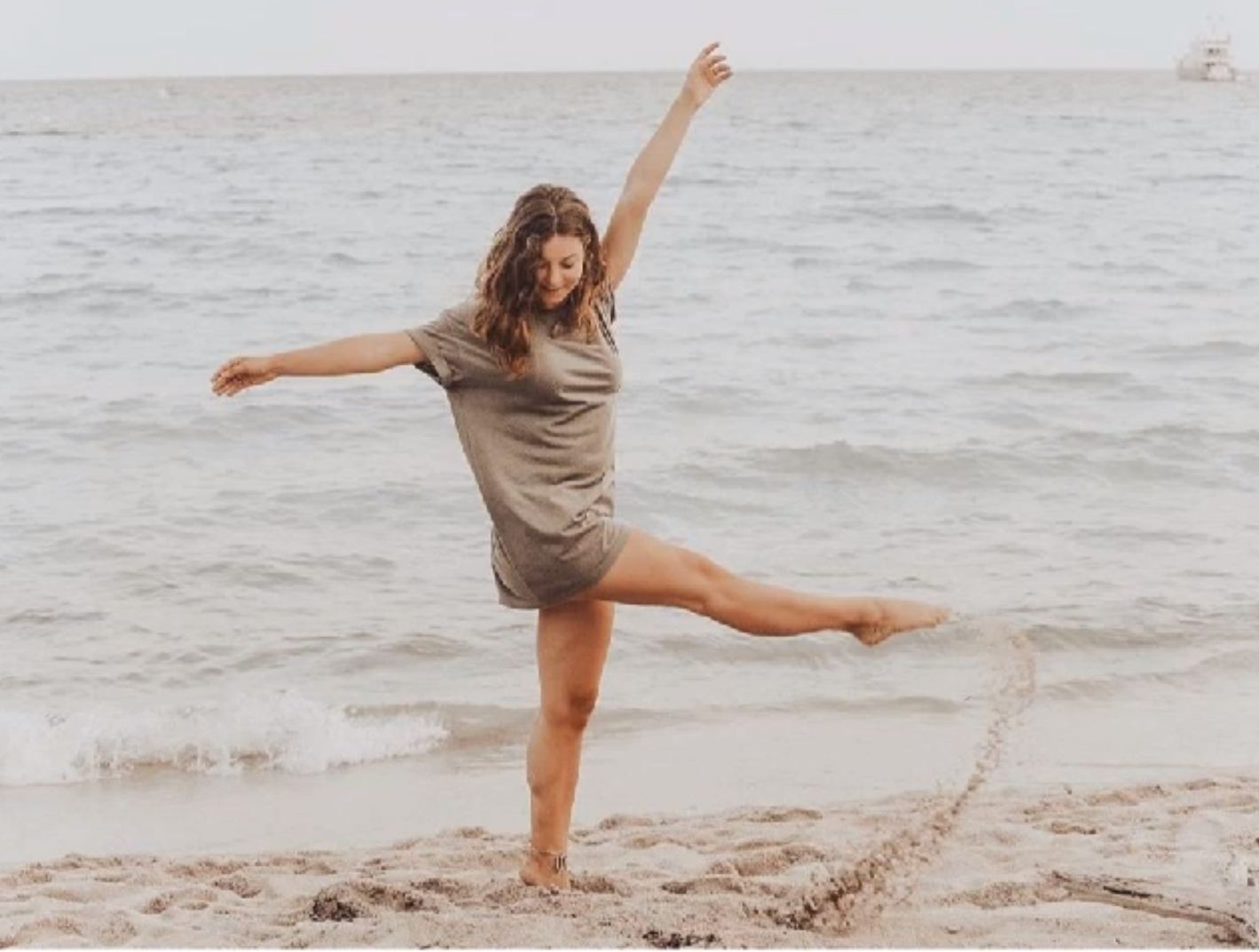 Luana in geiler Pose am Strand | Scrolller