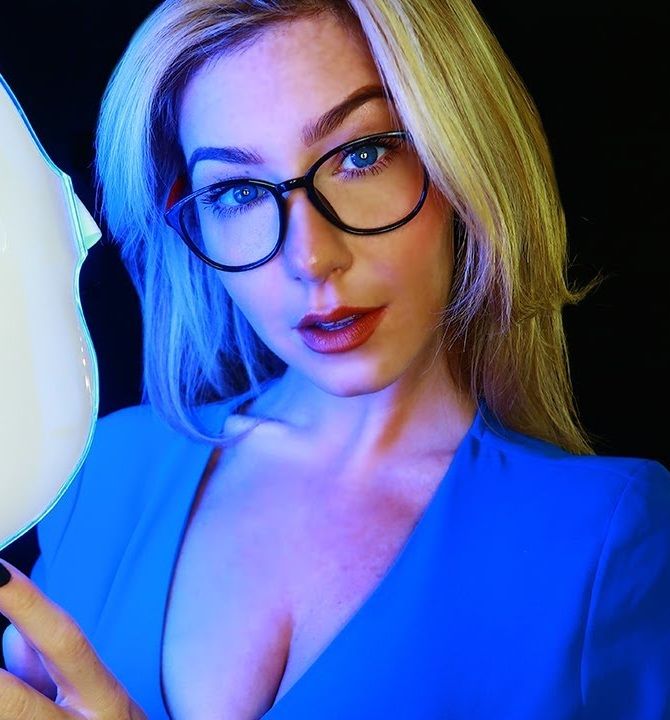 Lucy's delicious cleavage | Scrolller