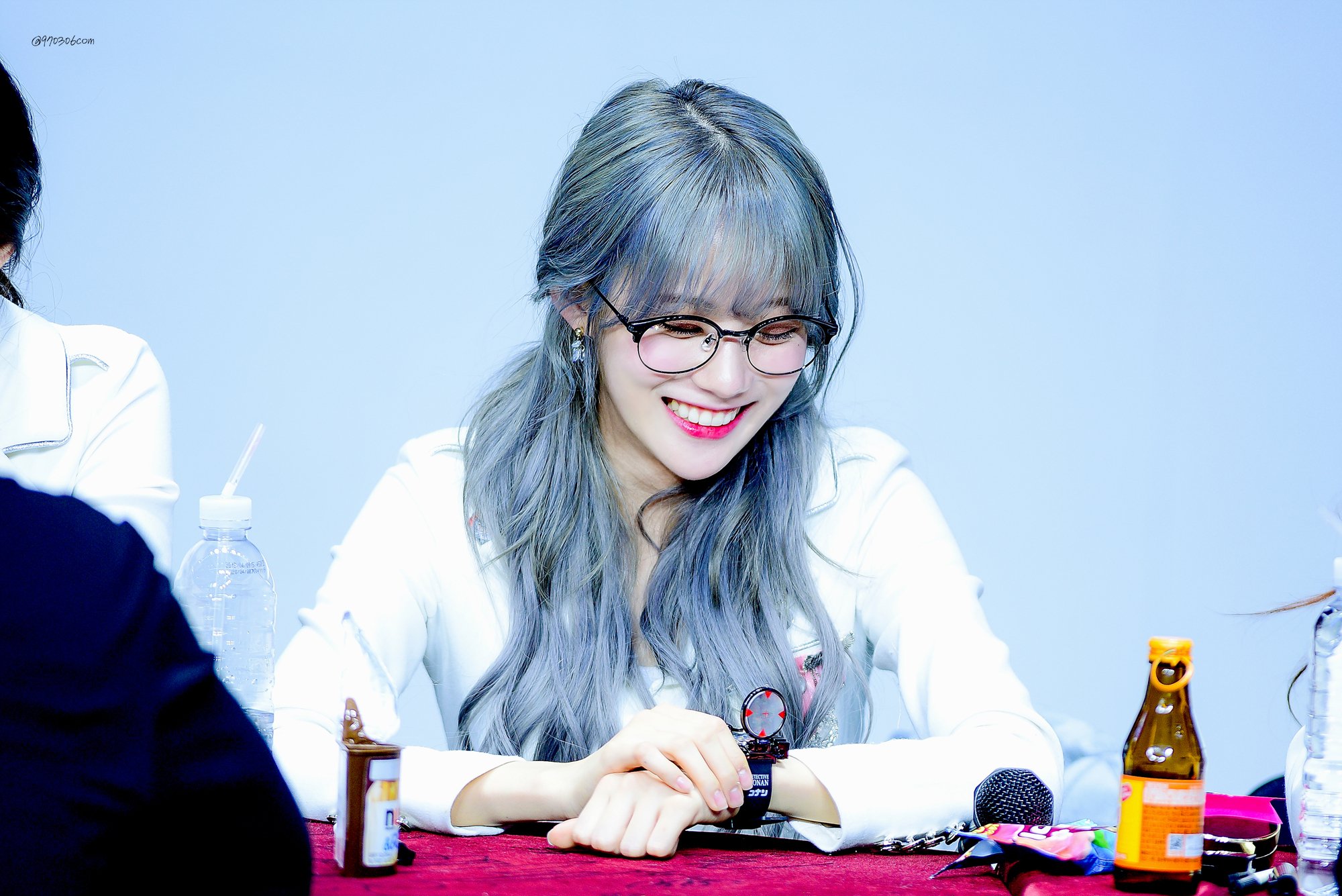 Luda playing with her gadgets | Scrolller