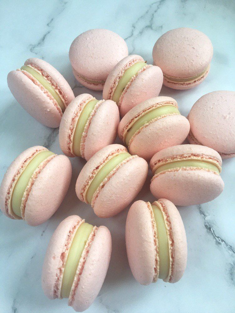 Macarons with coconut filling | Scrolller