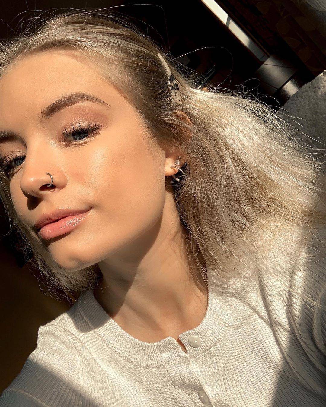 Maddy Perinovic - Cream Top | Scrolller