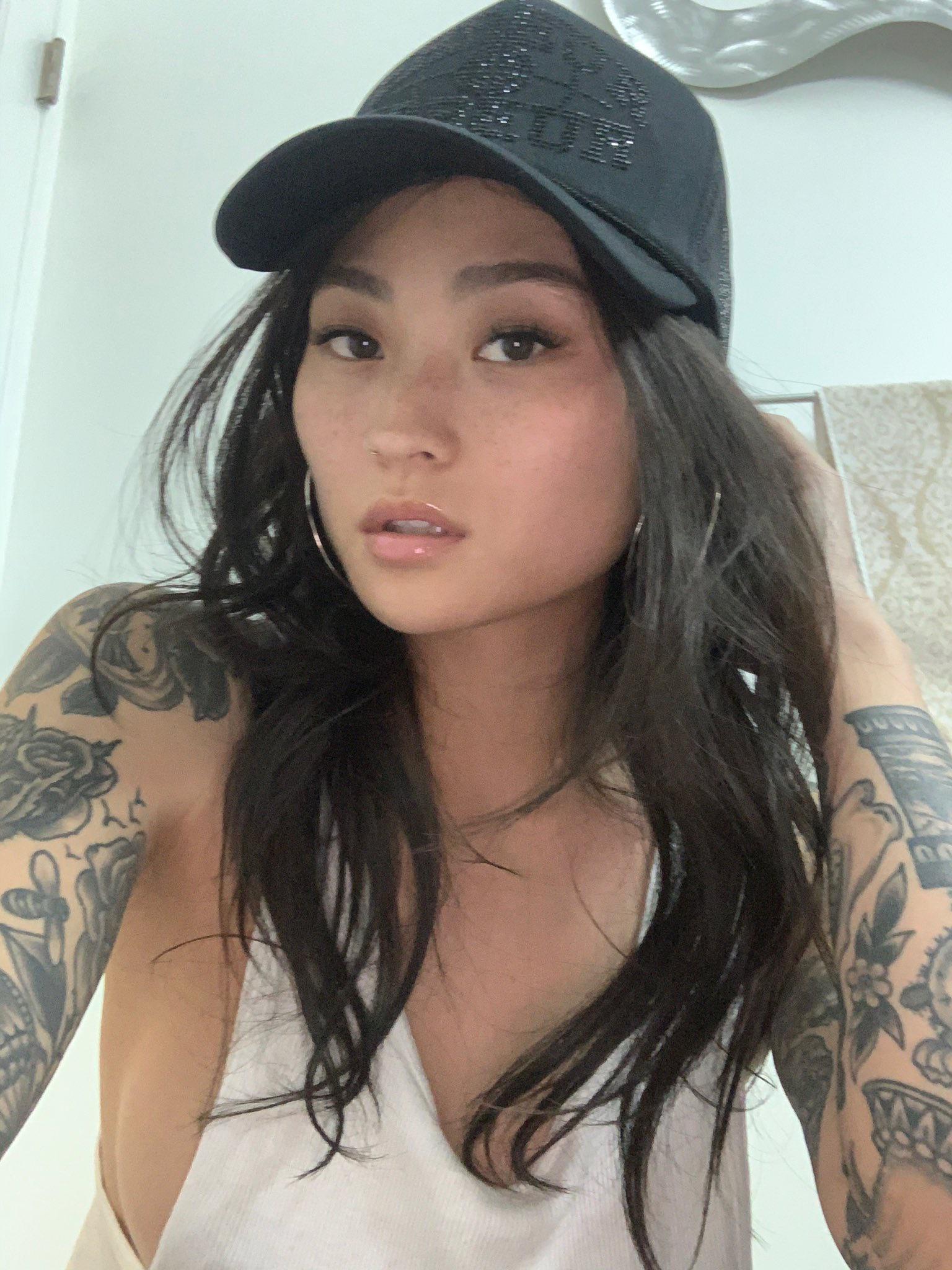 🧢 Mae Col | Scrolller