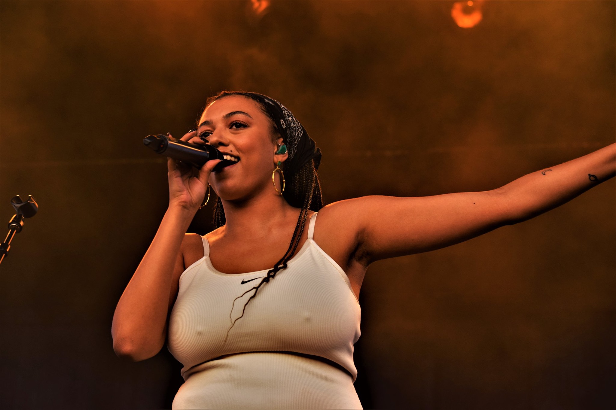 Mahalia on stage | Scrolller