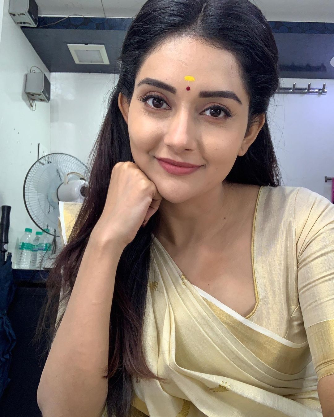 Mahima Nambiar In Kerala Saree Scrolller